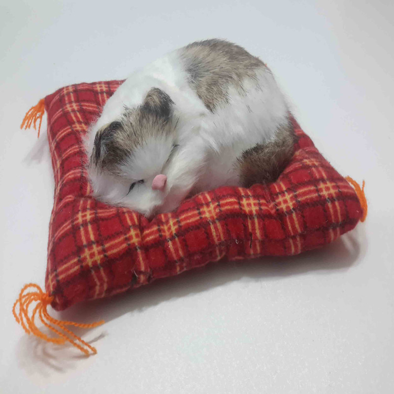 قیمت و خرید عروسک مدل گربه ملوس طرح خوابیده رو بالش طول 16 سانتی متر