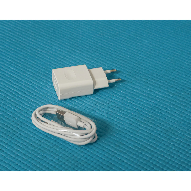 قیمت و خرید شارژر دیواری مدل HW-050200E01 به همراه کابل تبدیل microUSB