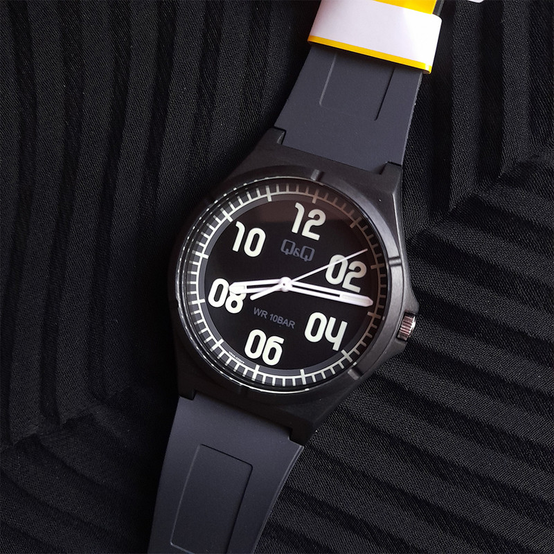 قیمت و خرید ساعت مچی عقربه ای کیو اند کیو مدل V04A-08VY