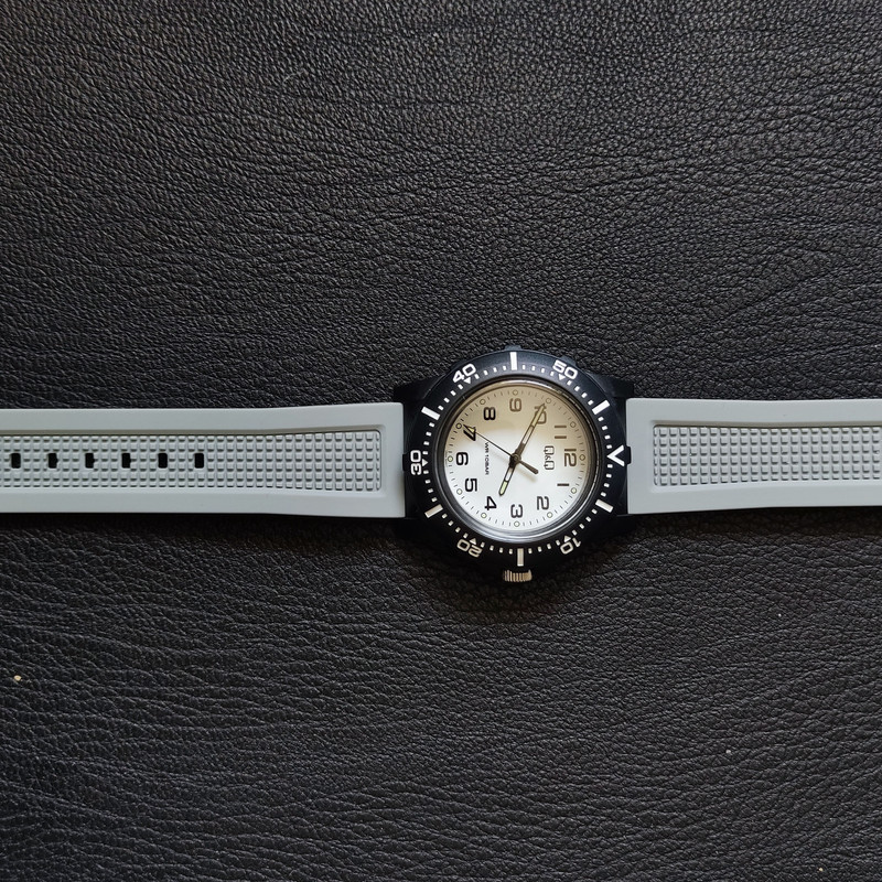 قیمت و خرید ساعت مچی عقربه‌ای مردانه کیو اند کیو مدل V32A-004VY