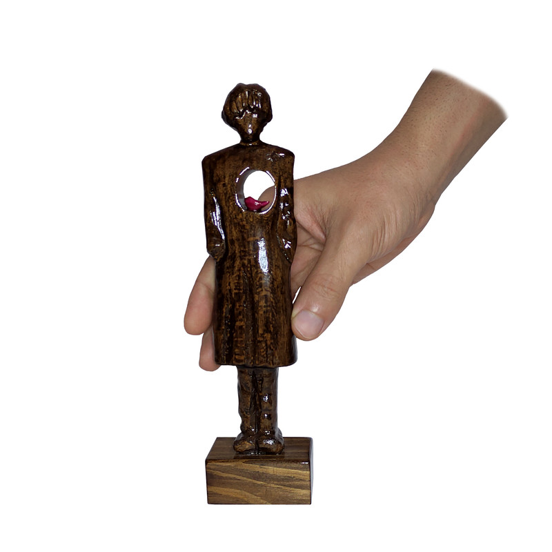 قیمت و خرید مجسمه چوبی مدل آدم تنها و پرنده کد 02