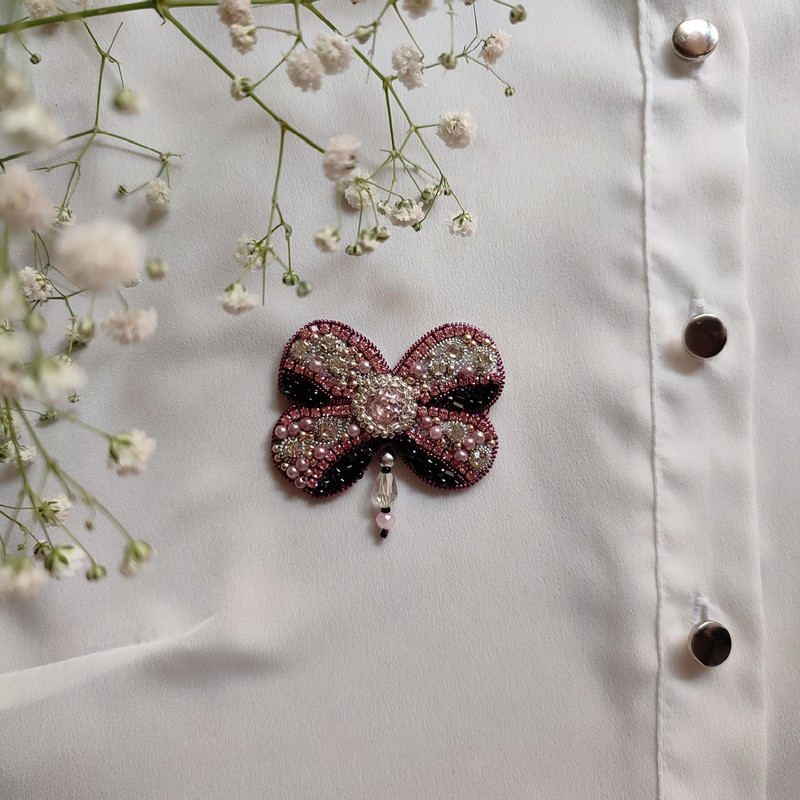 قیمت و خرید گل سینه دست ساز زنانه مدل پاپیون